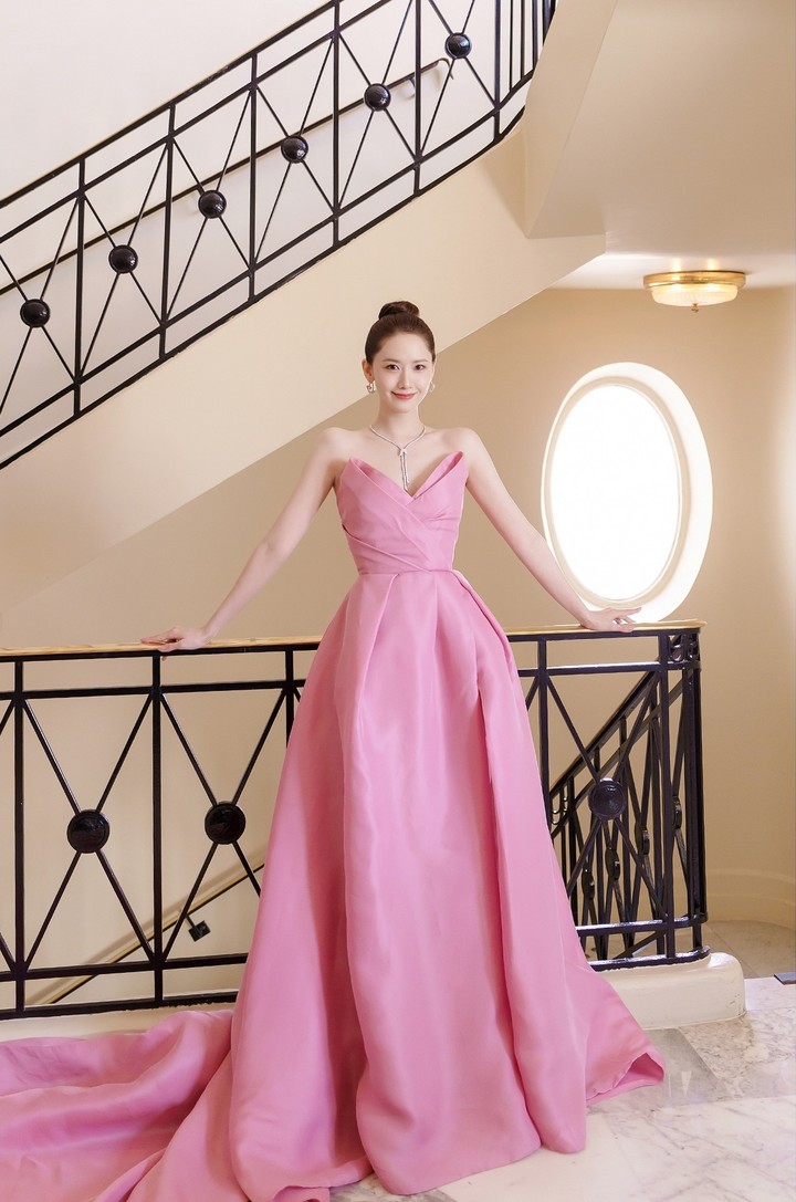 칸 수놓았던 임윤아, '인종차별' 불쾌함 씻어낼 고혹적 미모