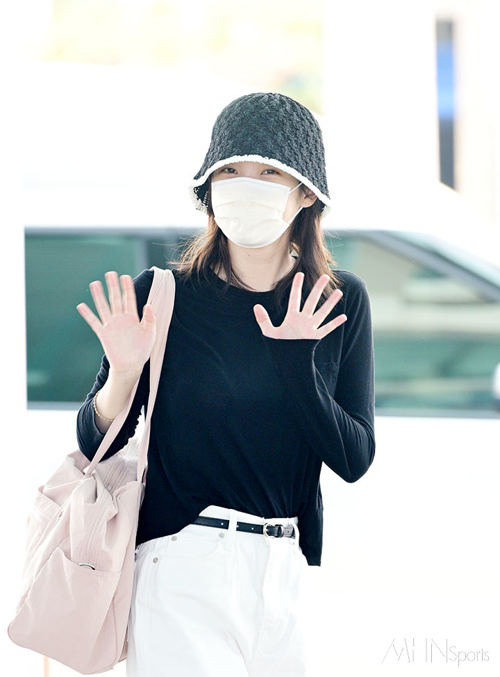 아이유 '눈만 보여도 예쁘죠'