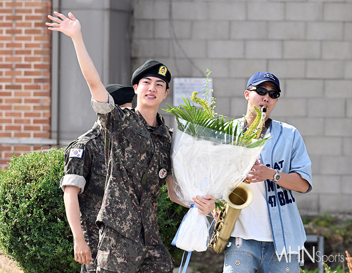 제일 먼저 전역한 뒤 활짝 웃는 BTS 진...RM-제이홉 극과 극 반응 '폭소'