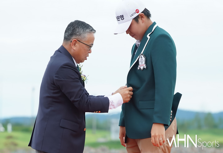 [mhn포토] 김원섭 KPGA 회장 '장유빈에 단추까지~'