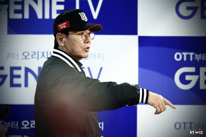 '올 시즌 첫 5위 등극' KT 매직, "무사 만루 위기에서 성재헌 호투가 추격의 발판 만들어" [수원에서mhn]