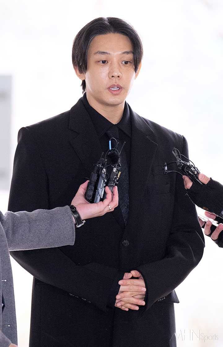 Amidst Court Battles, Yoo Ah-in Faces the Loss of His Father