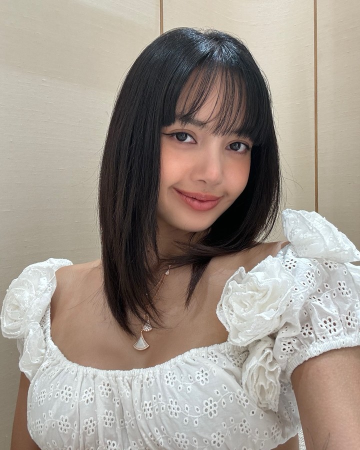 Lisa Stuns in Bold Fashion Amid Rumors of Romance and MV Plaigiarism