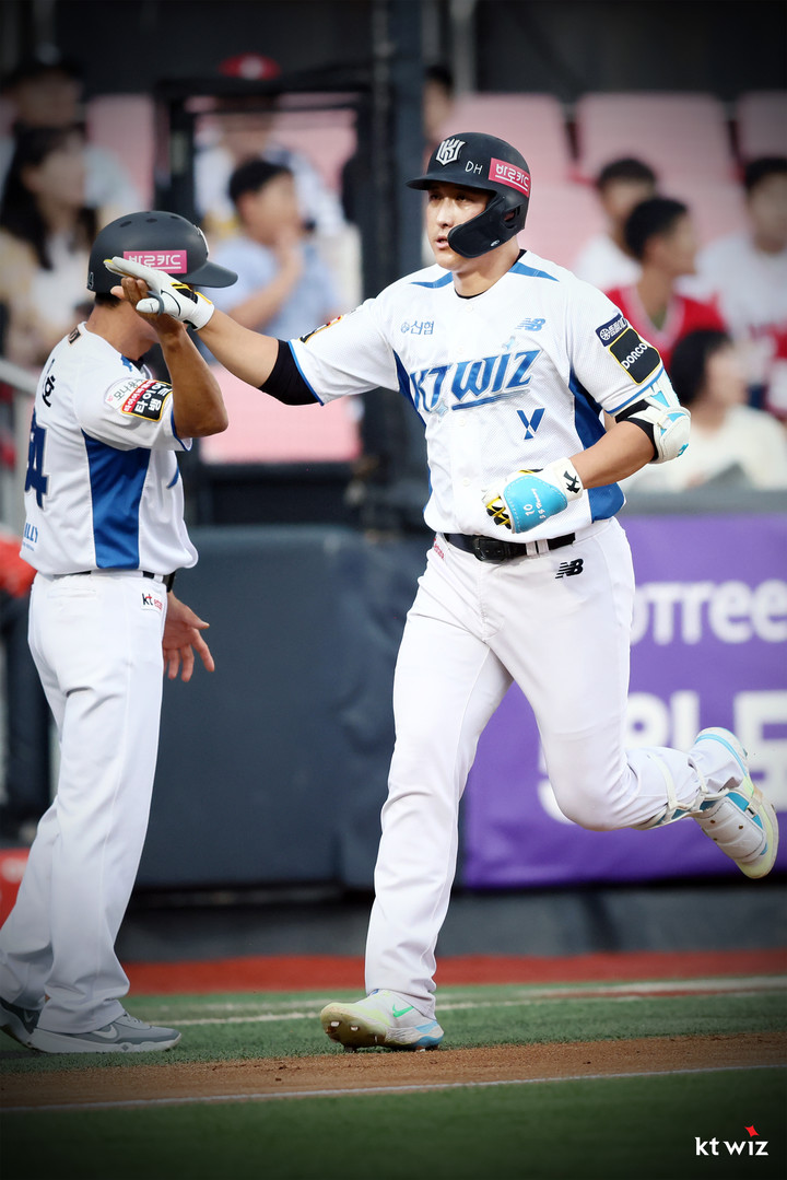 '미쳤다' 황재균 롯데전 대형 스리런포…13시즌 연속 100안타 기록까지 [수원에서mhn]