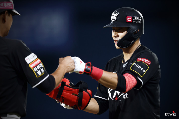 '천적' 벤자민 793일 만에 무너뜨린 LG, 홍창기 3안타 & 문보경 2타점 맹타, KT에 6-1 완승 [잠실에서mhn]