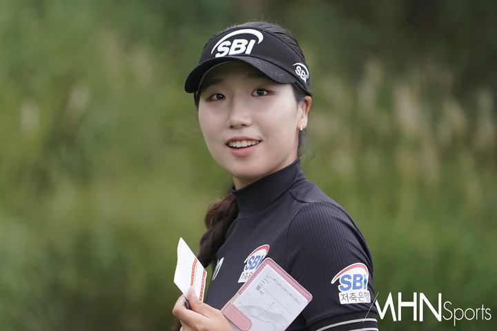 '부모님이 모두 프로골퍼' 신인상 도전 이동은, OK저축은행 읏맨 오픈 1R 공동 선두.."목표는 우승"