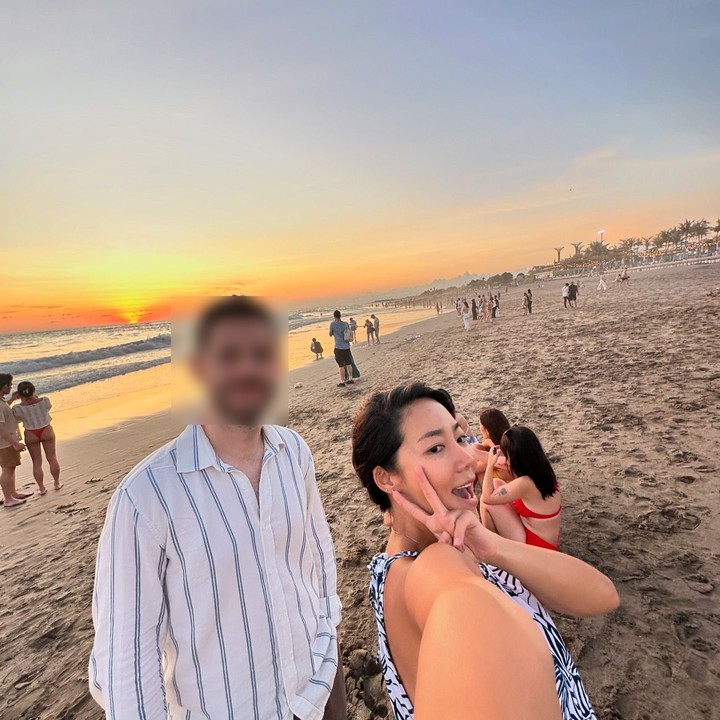 '이범수와 이혼 中' 이윤진, 외국인 남성과 함께한 근황에 "새 남친?"