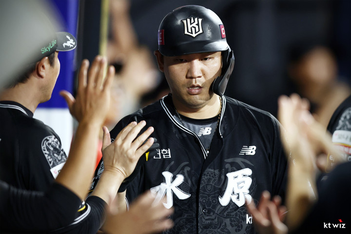 '삼성 매직넘버 잡은 마법사 군단' KT, 소형준 722일 만에 승리+장성우 6타점 원맨쇼 앞세워 12-5 승리 [수원에서mhn]