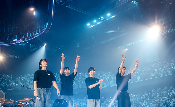 "청춘은 끝나지 않는다"... 4만 관객과 함께한 DAY6, 월드투어 '화려한 포문'