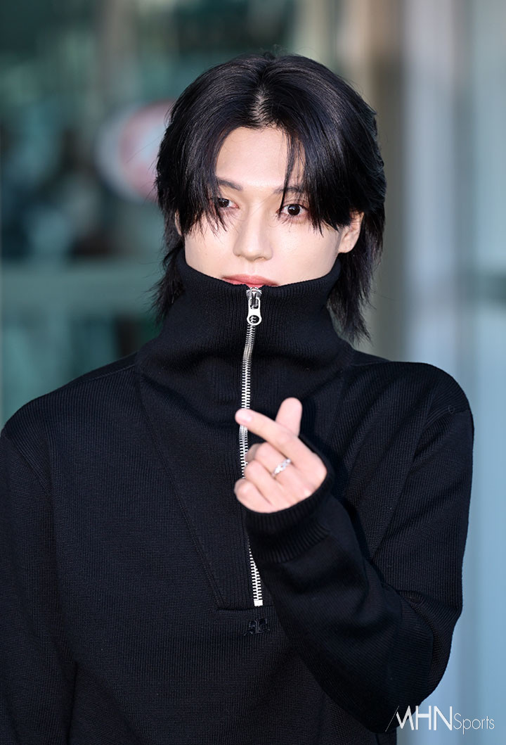 [포토] 에이티즈 우영 '하트 날리는 출국길'