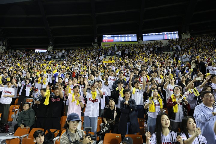 2009년 롯데 넘어섰다...LG, 역대 한시즌 최다 관중 신기록