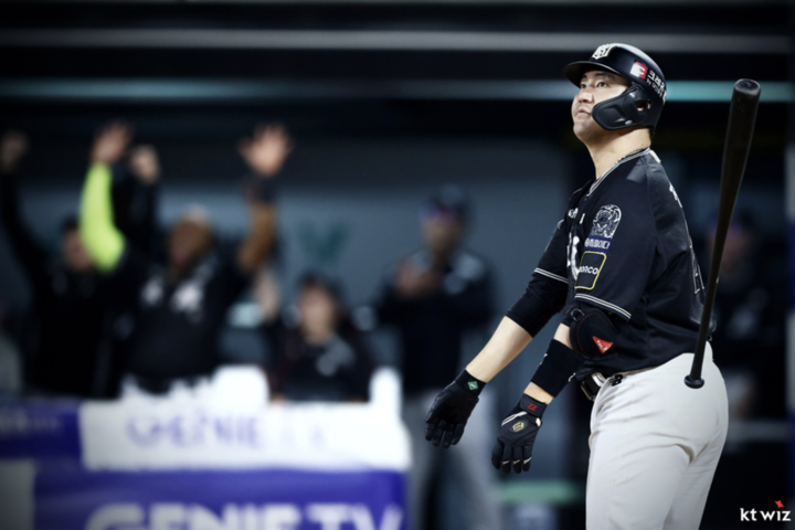 연장 12회 혈투, 짜릿한 끝내기 승부…KT, SSG 0.5게임 차 따돌려(종합)