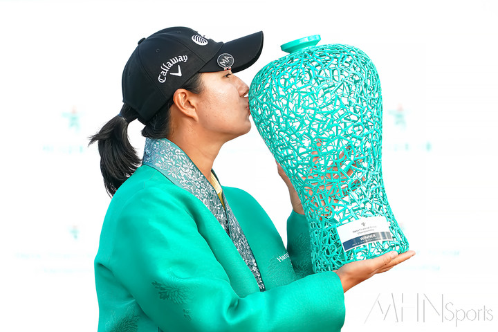 [mhn포토] 마다솜, 베스트 스코어 갈아 친 우승 트로피에 키스