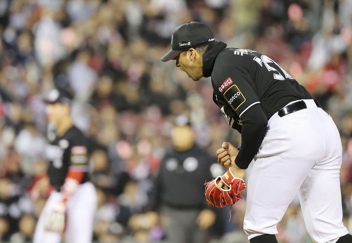 103구+9삼진 역투 후 '어퍼컷 포효' 쿠에바스 6이닝 무실점…두산 타선 잠재웠다 [WC1]