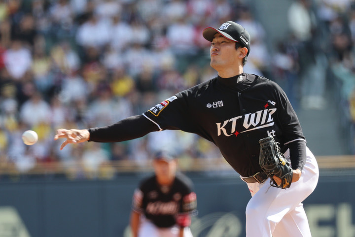 '역시 고퀄스' 고영표 4이닝 1실점 쾌투…KT, 3-1 리드 [준PO]