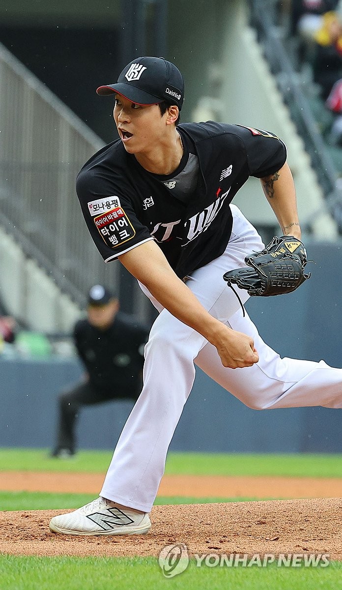 '아쉬운 수비 실책' KT 엄상백 5이닝 4실점 '결국 강판' [준PO2]