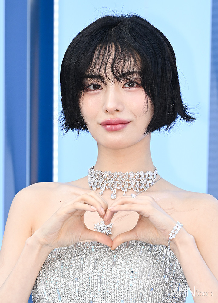 "일상 공개, 솔직하게" 나나, 유튜브 오픈...영화 같은 4분 영상 눈길