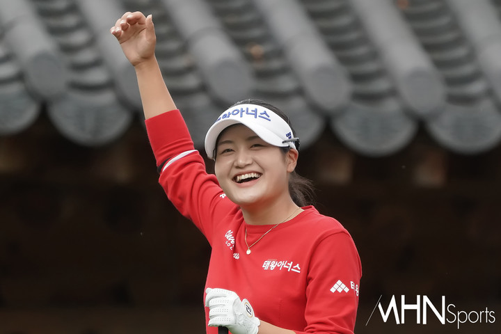 [mhn포토] 함박 미소 홍현지, 큰 하트 현지의 날이에요