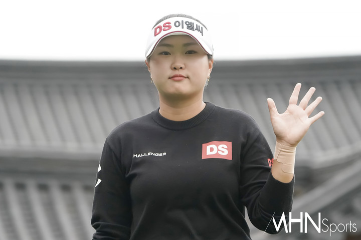 [mhn포토] 홍진영, 비장한 각오로 출발