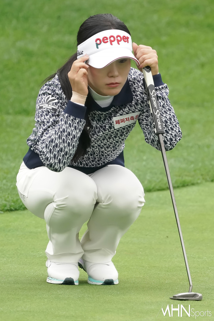 [mhn포토] 황정미, 살피고 또 살핀다