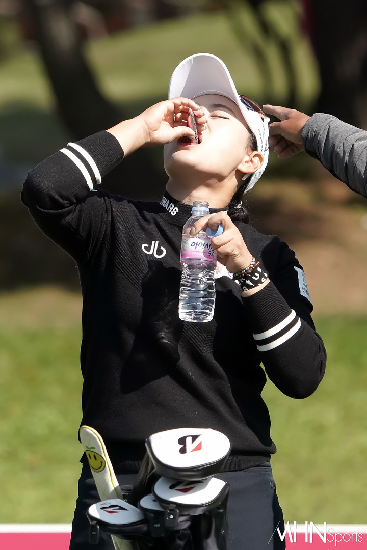 [mhn포토] 지한솔, 우승을 먹는다