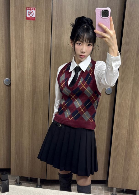 10대라 해도 믿겠어...태연, 교복도 무리 없이 소화하는 동안 외모