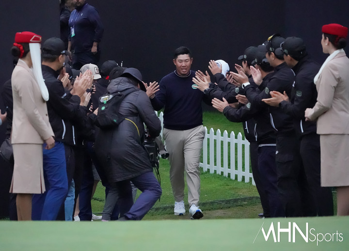 [mhn포토] 안병훈 '환영 받으며 입장'
