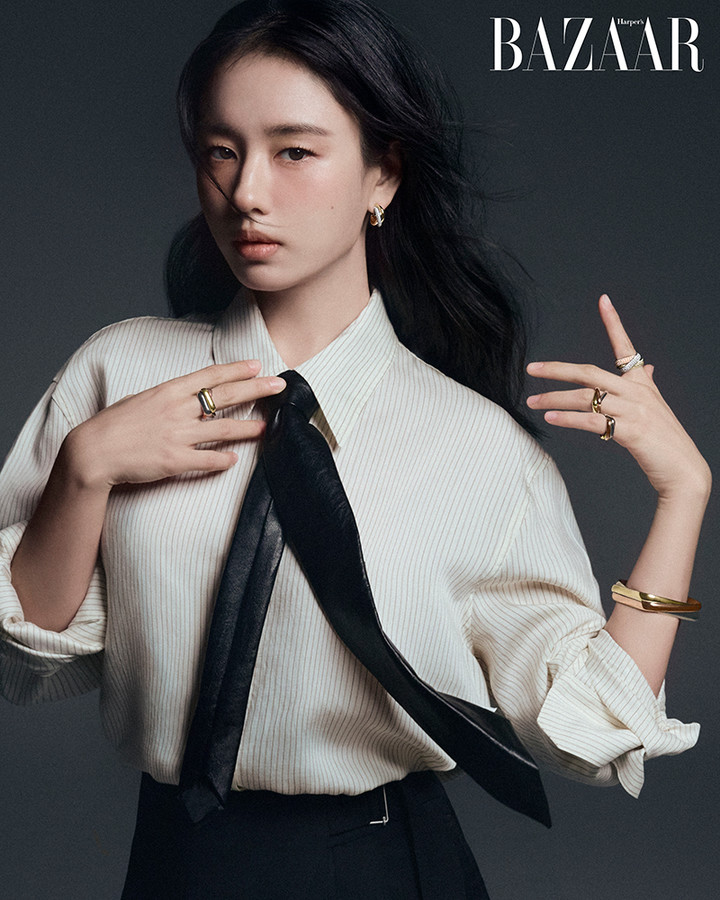 트리니티 컬렉션 100주년 기념 화보…안은진과 덱스의 유쾌한 남매 케미스트리