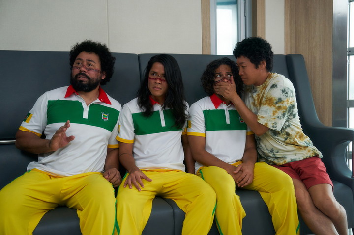 [M픽 리뷰] 2024년에 이런 코미디라니...웃음 과녁 벗어난 '아마존 활명수'