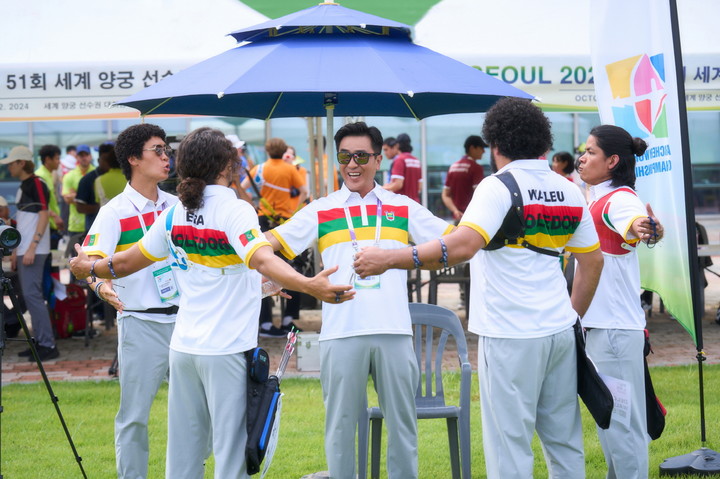 [M픽 리뷰] 2024년에 이런 코미디라니...웃음 과녁 벗어난 '아마존 활명수'