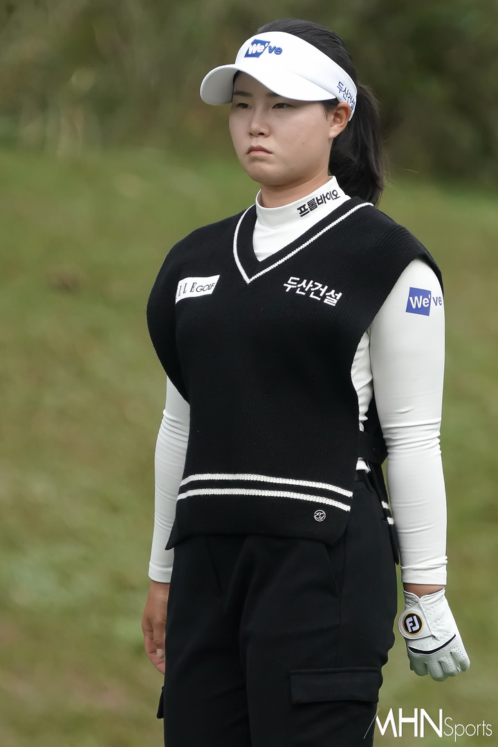 [mhn포토] 임희정, 타구 한참을 보다