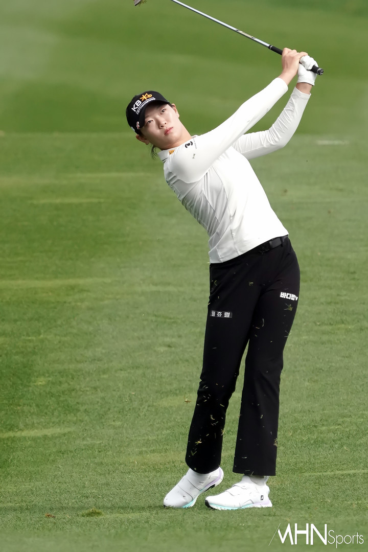 [mhn포토] 방신실, 버디 찬스 만드는 송곳 아이언샷
