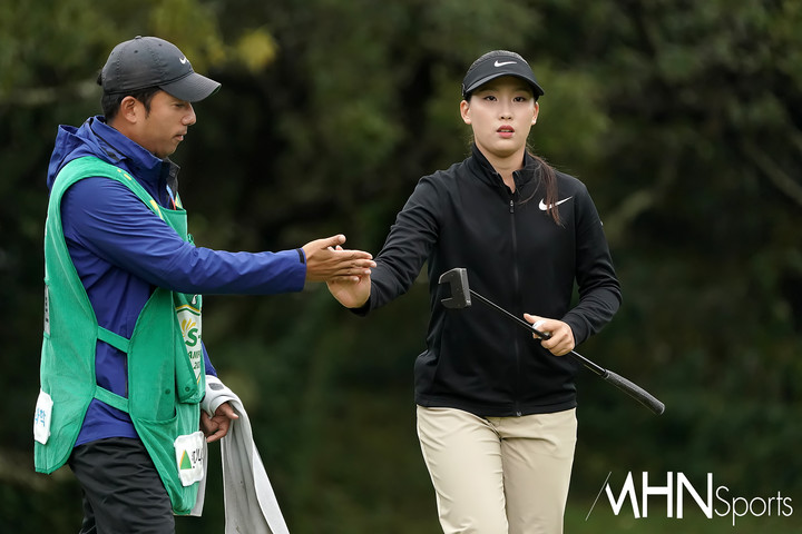 [mhn포토] 이율린, 버디 잡고 하이파이브