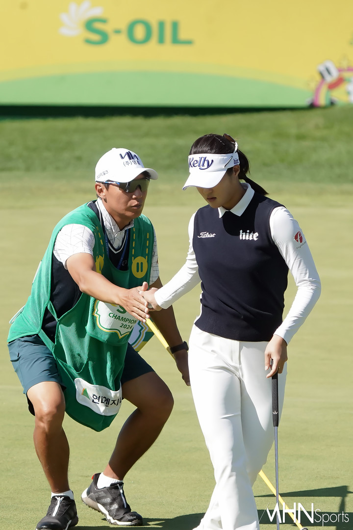 [mhn포토] 김민별, 캐디 서정우의 지시를 따른다