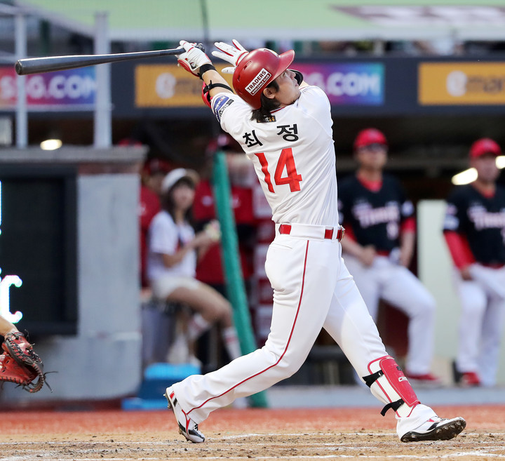 "기다린 팬들에게 죄송해, 600홈런 목표로!" 최정, 종신 SSG를 외치다 [일문일답]