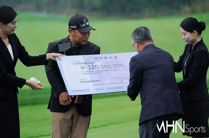 [mhn포토] 김원섭 KPGA 회장이 시상 수표에 사인