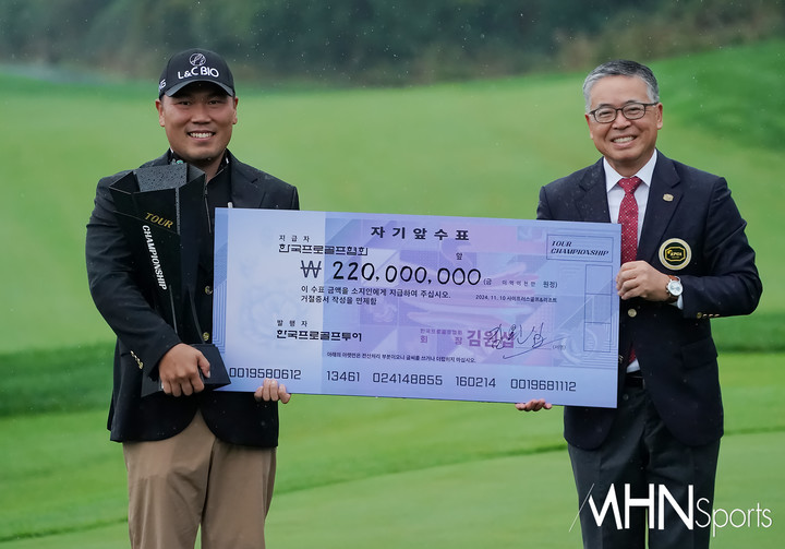 [mhn포토] 이대한 '김원섭 KPGA 회장 상금 수표'