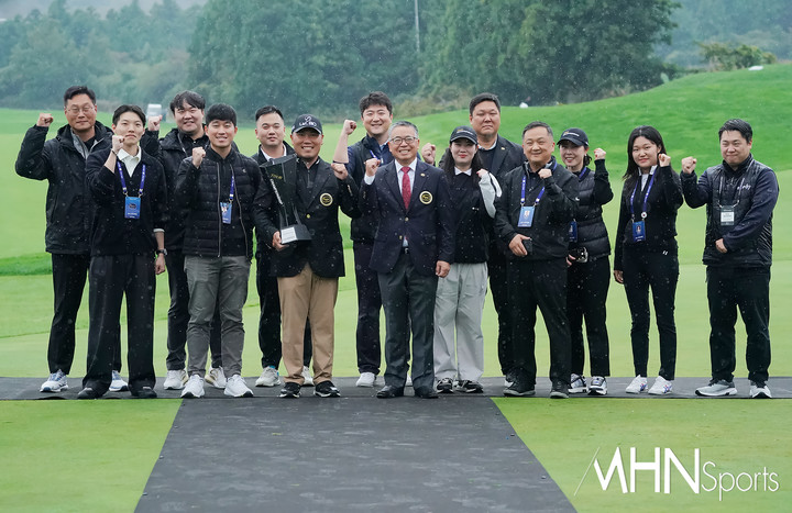 [mhn포토] 김원섭 KPGA 회장과 임직원