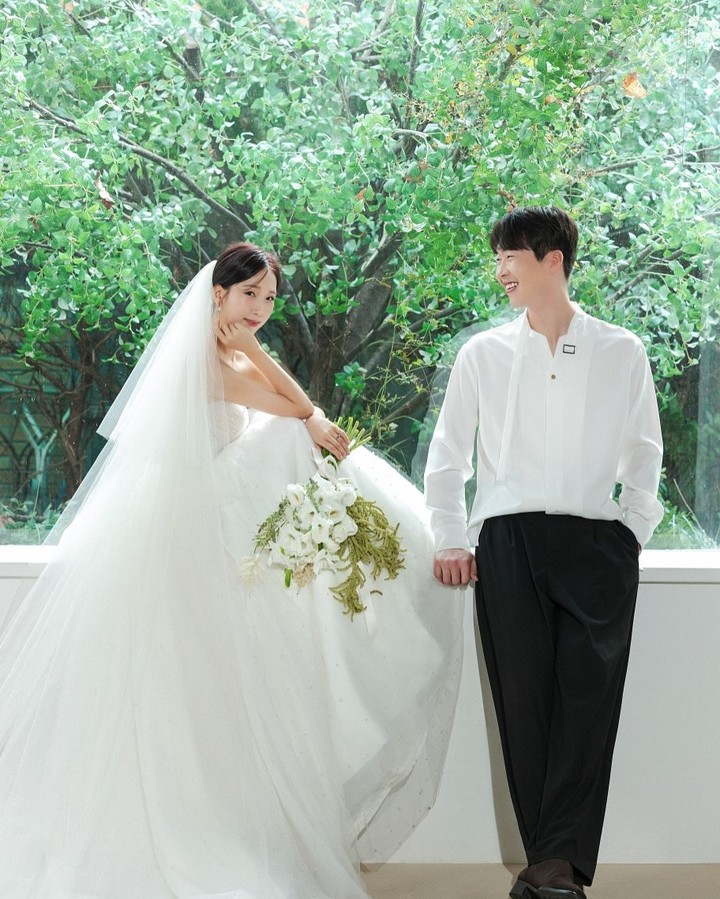 박소영♥문경찬, 웨딩 화보 공개…이수지→오나미도 '활짝'