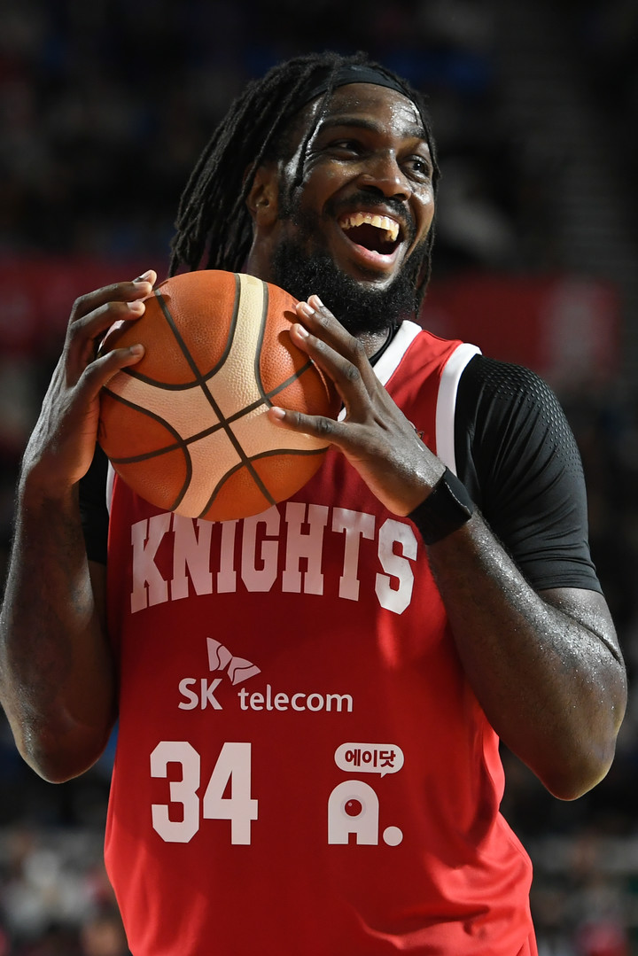 '역대 최초 20-20 동반 트리플더블' 자밀 워니, 니콜슨 제치고 1라운드 MVP 차지