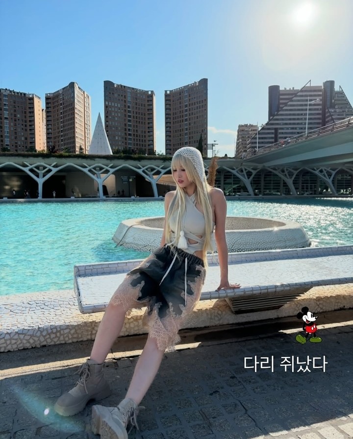 모모 "예쁜 척하다 다리 쥐났다"... 건강미 넘치는 스페인 근황 공개