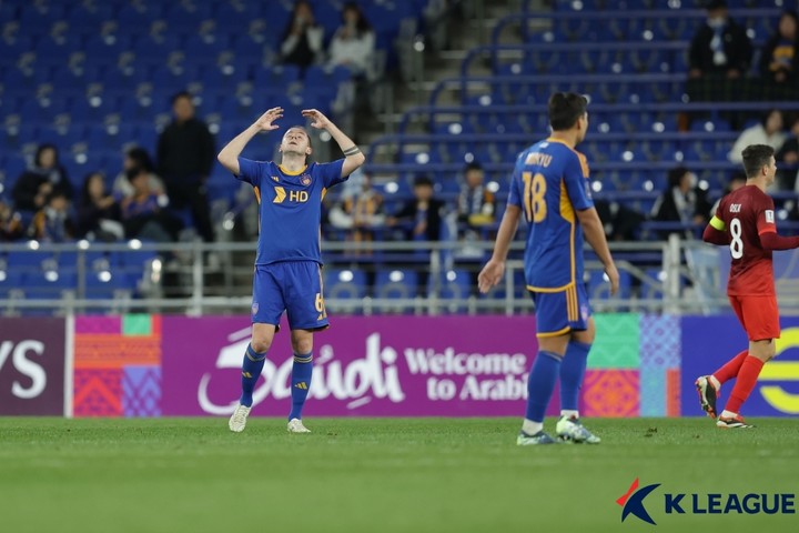 'K리그 3연패 팀 맞나' 울산, 안방서 수적 우위에도 상하이에 1-3 완패...ACLE 5전 전패 '대굴욕'