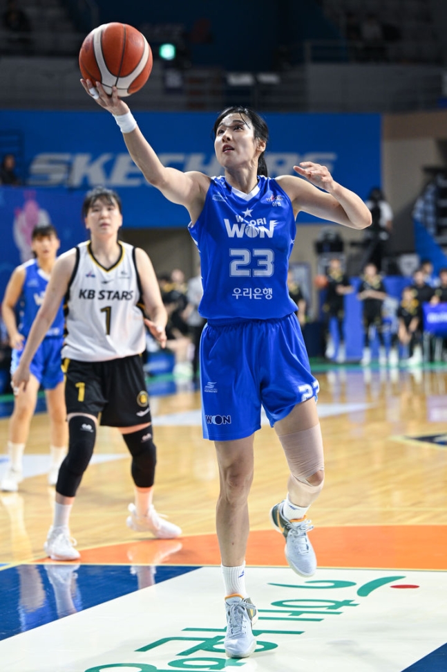 '김단비 맹활약' 우리은행, 안방서 KB 65-60 제압… 2위 탈환 쾌거!