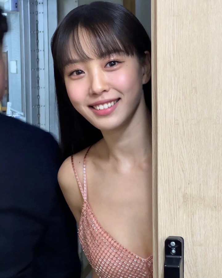 고민시, 분홍빛 청순단아한 매력으로 청룡 빛내