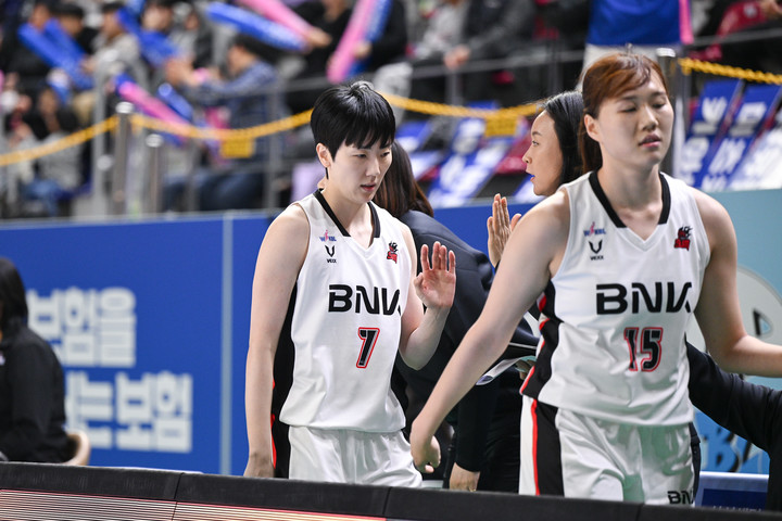 '키아나+이해란 29점 합작' 삼성생명, '선두' BNK 완파...우리은행 바짝 추격