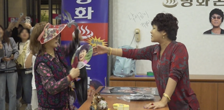 뽀글이 가발-5일장 패션 '이명화'로 완벽 변신...랄랄 팝업스토어 현장