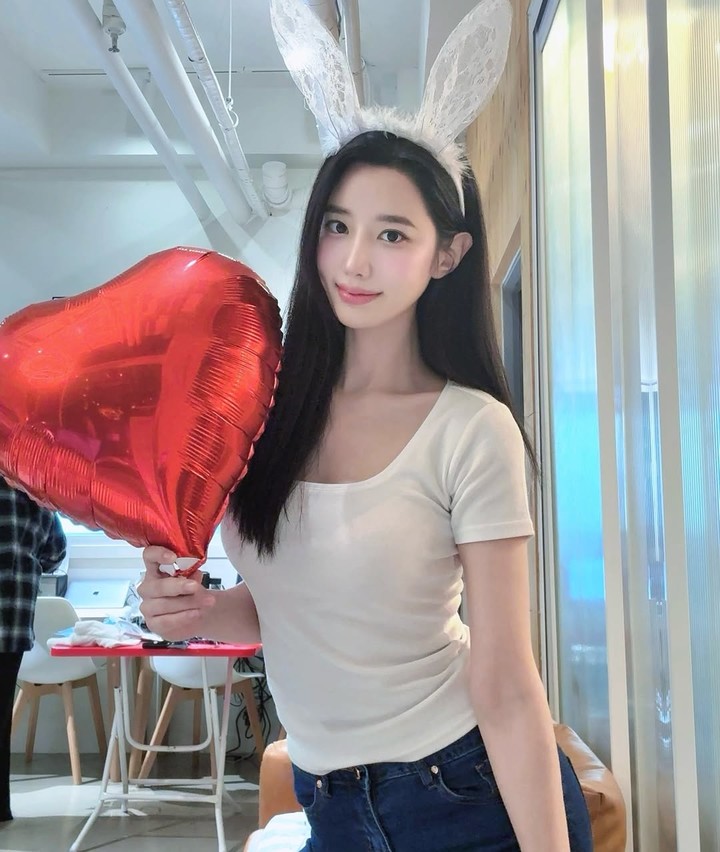 흰 티, 청바지, 토끼 머리띠...조현, 남心 자극 '여친룩'