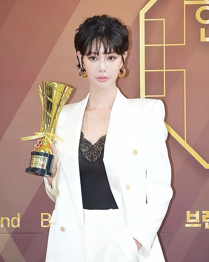 갑자기 도톰해진 입술 中 휩쓴 클라라 셀카 공개로 성형 의혹 자체 종식