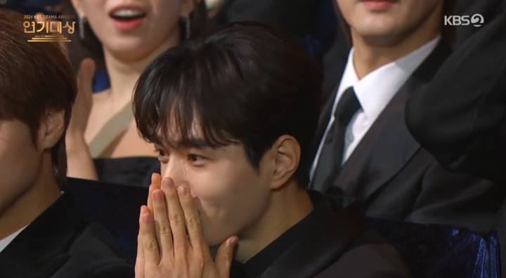 혼이 쏙...김명수, 이영애 깜짝 등장에 '리얼 표정' 포착 (KBS 연기대상)