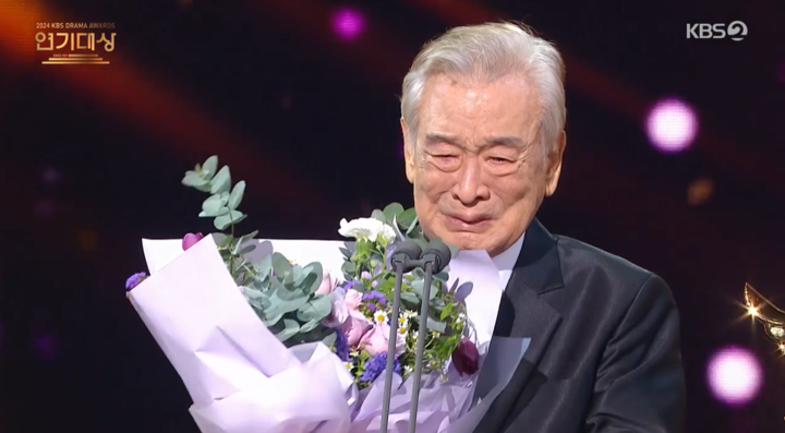 역대 최고령...'89세' 이순재, 눈물의 대상 "신세 많이 졌습니다" (KBS 연기대상)
